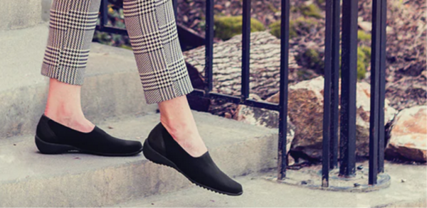 Best Shoes For Narrow Feet - 2026 - Trustyshoeguides.com